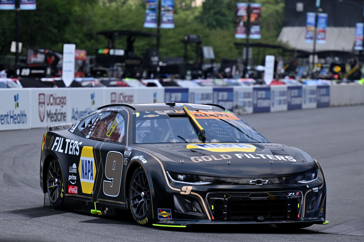 WATCH: Chase Elliott brushes against the walls at Chicago Street circuit