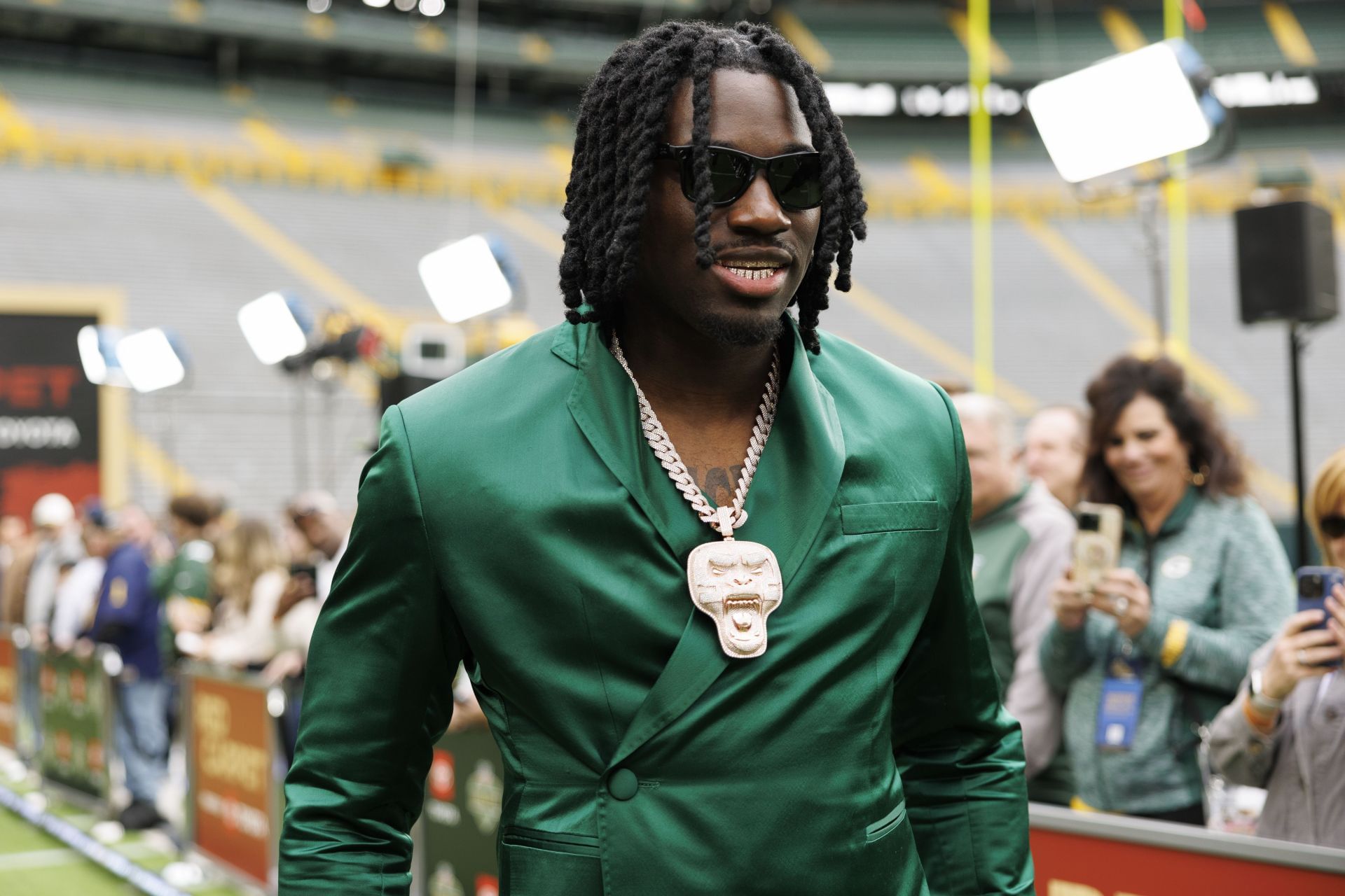 "This is a sack in the game": NFL fans react as Shemar Stewart shines ...