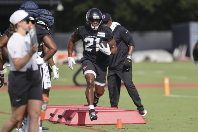 "Feels wrong": NFL fans react as Nick Chubb makes Texans debut in ...