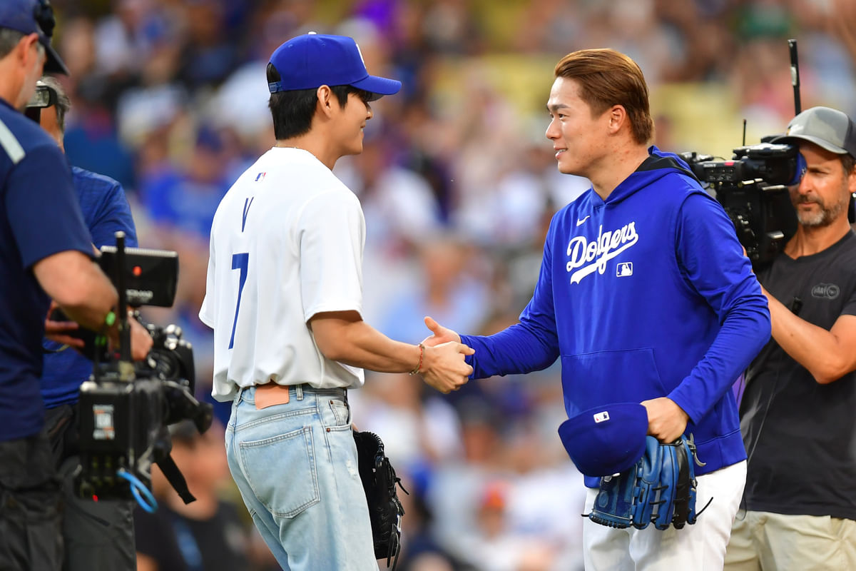 "ABSOLUTELY GORGEOUS!"- BTS' Taehyung's stunning visuals at Dodgers ...