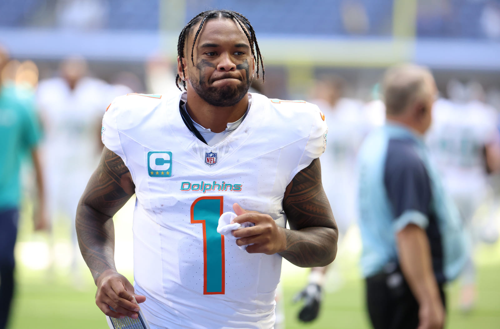 "Open toe sandals? We’re cooked": Dolphins fans in shambles over Tua ...