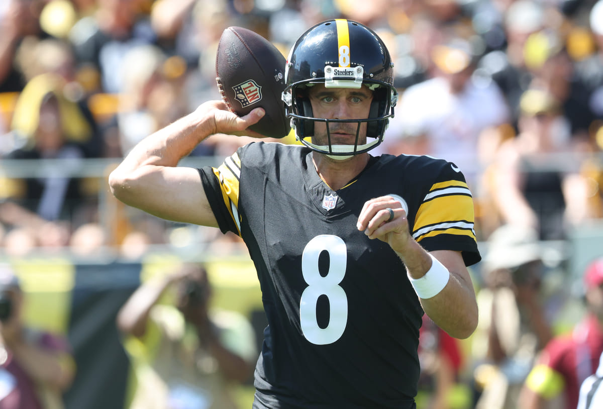 "Grandpa is washed" "Channeling his inner Favre": NFL fans react to Aaron Rodgers throwing INT ...