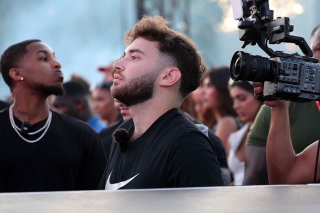 “Tryna fit in with people half his age”: Netizens react as Drake ...