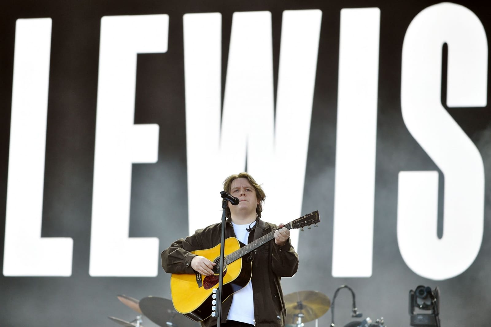“Set to make grown men and women cry”: Netizens react as Lewis Capaldi ...