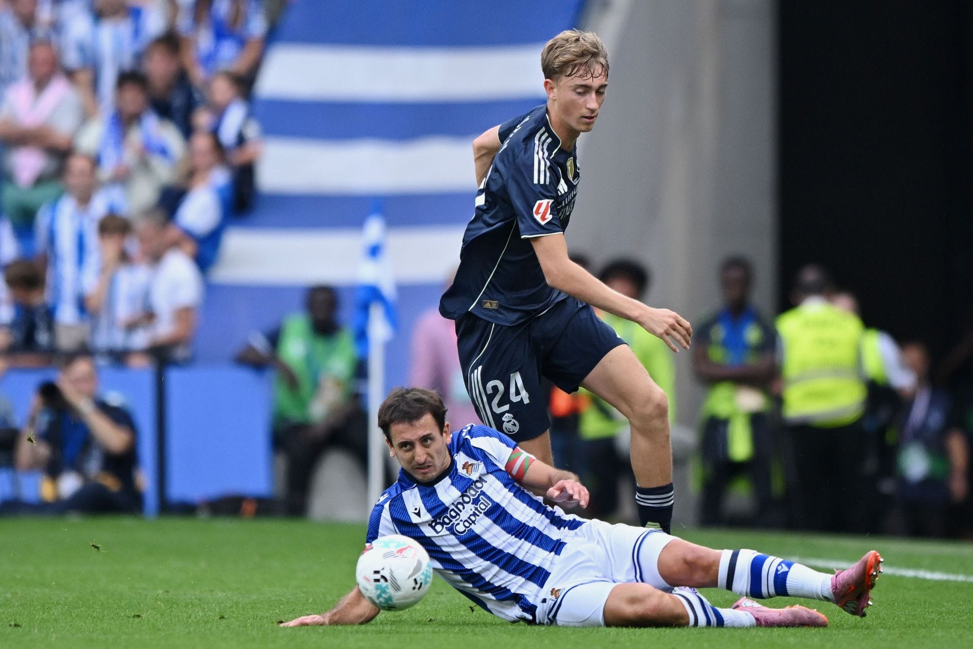 Fans react as referee refuses to check VAR after Real Madrid defender ...