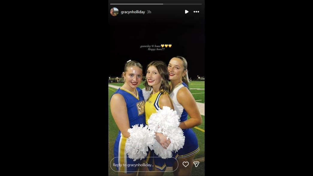 Jackson Holliday's sister Gracyn Ivy poses with her teammates in their ...