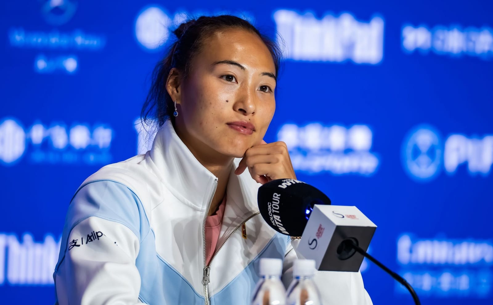 "The irony";"Guess she wasn't 'strong enough'" - Fans ridicule Zheng ...