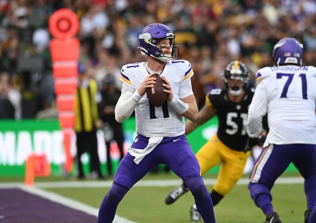 What happened to Carson Wentz? Vikings QB heads to locker room before ...