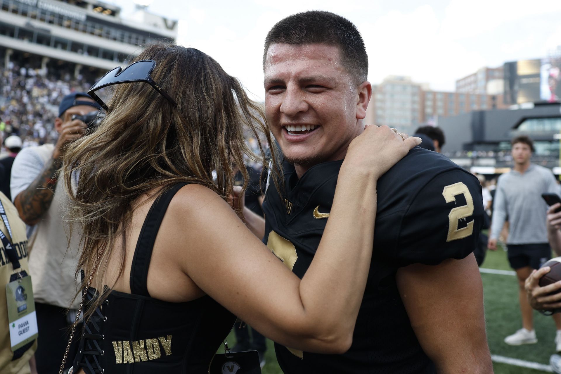 WATCH: Diego Pavia's mom turns heads in Cowboy boots with Theo Von at ...