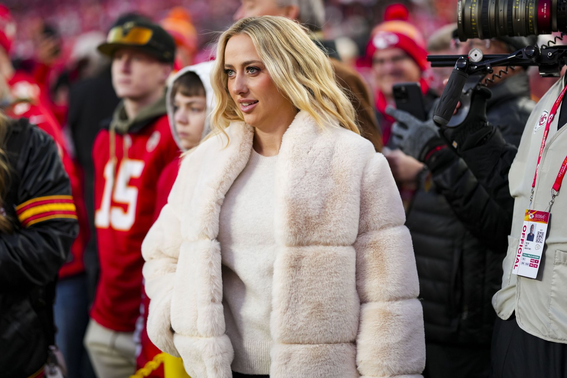 Brittany Mahomes’ jeans for Week 12 Chiefs' game gets 3-word review from Baker Mayfield’s wife Emily