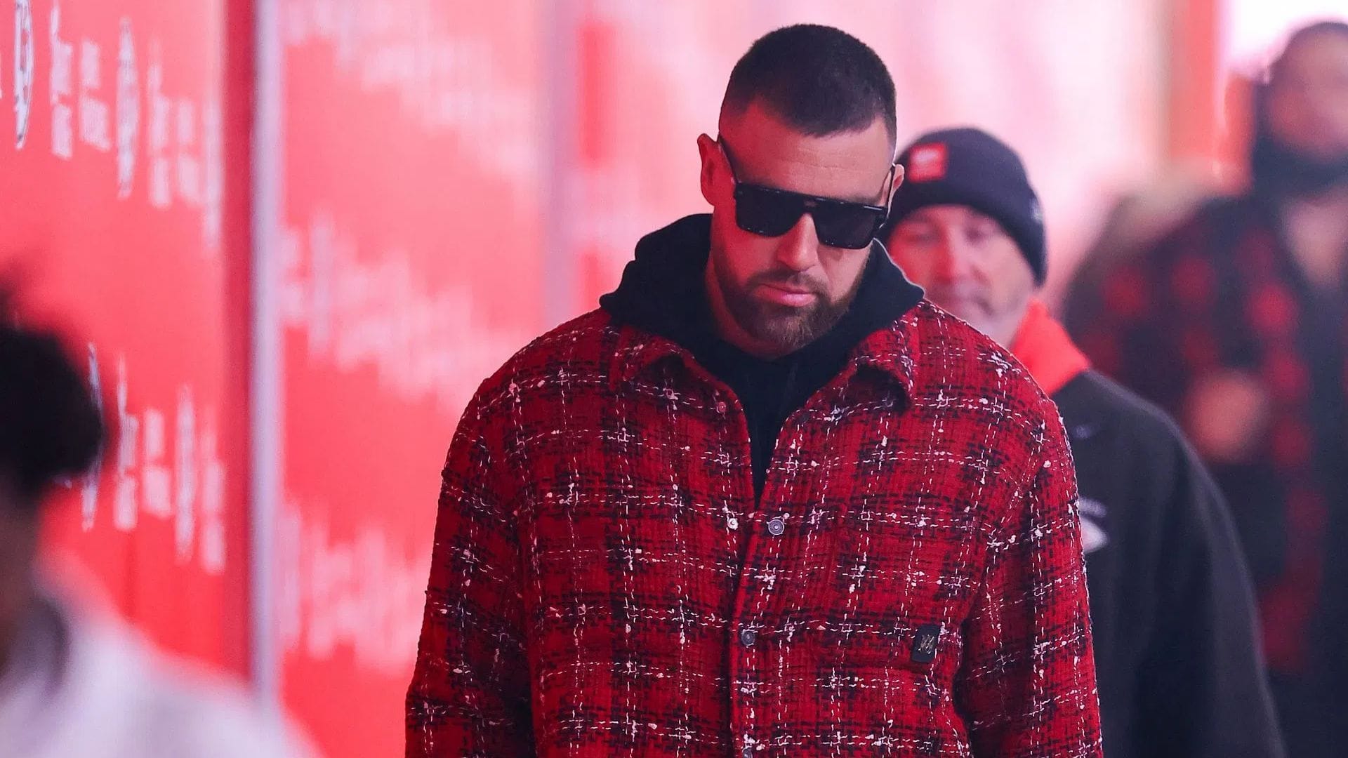 "Focus on your hands not your drip": NFL fans react to Travis Kelce's ...