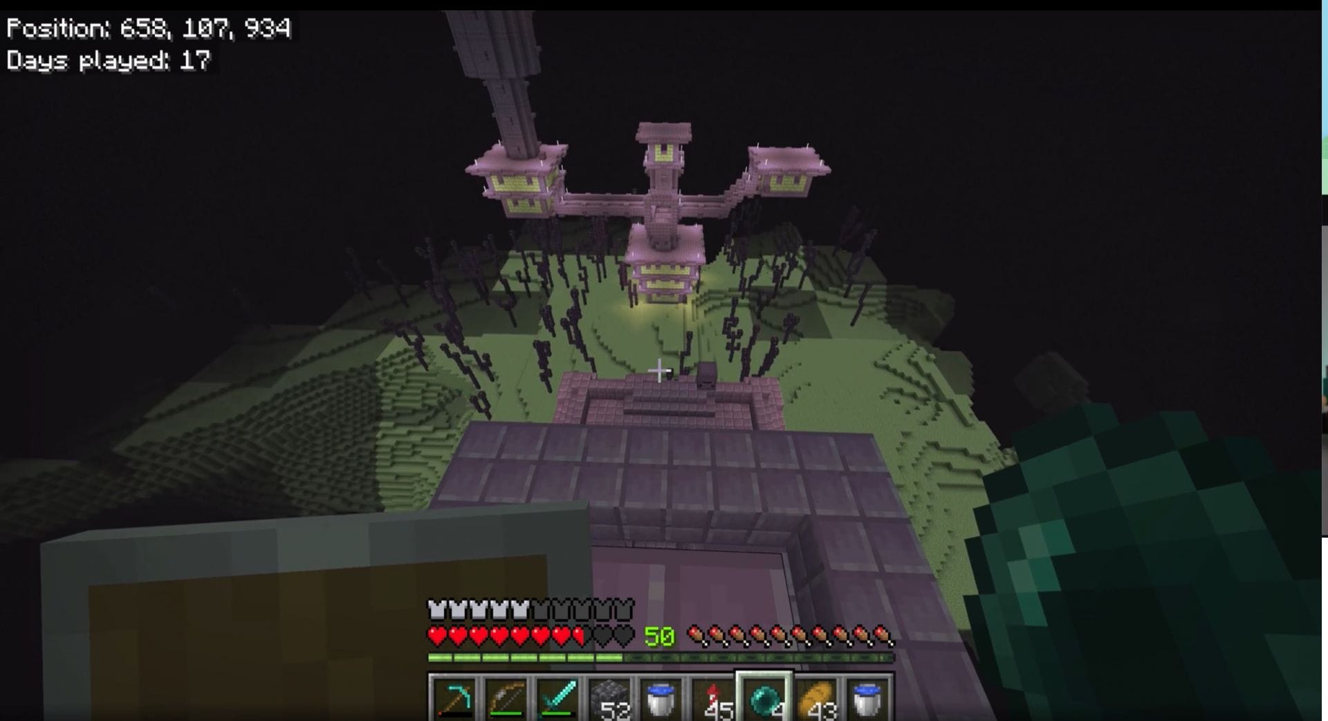 Lucky Minecraft player exits an end gateway straight onto an elytra ship