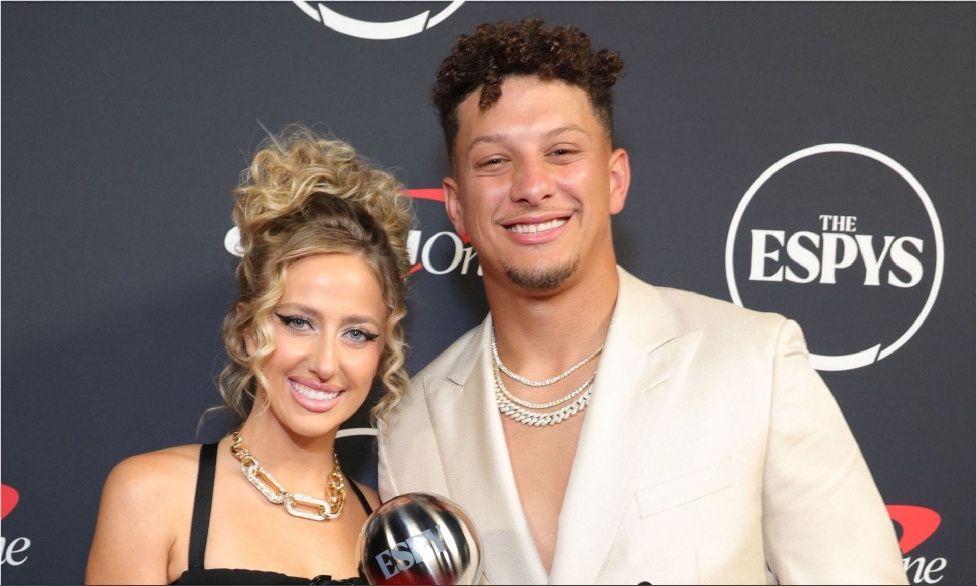 Patrick Mahomes' wife Brittany rocks neon red activewear while enjoying ...