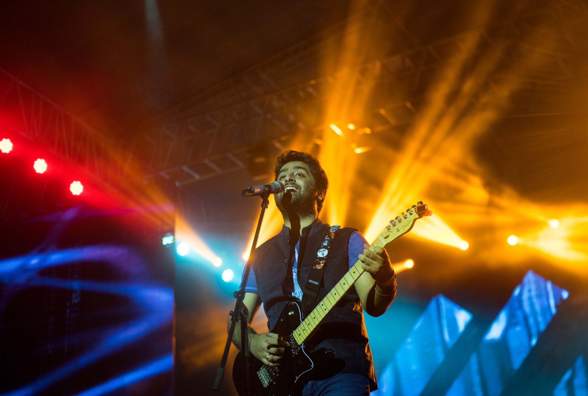 When Arijit Singh touched MS Dhoni's feet in heartwarming moment during ...