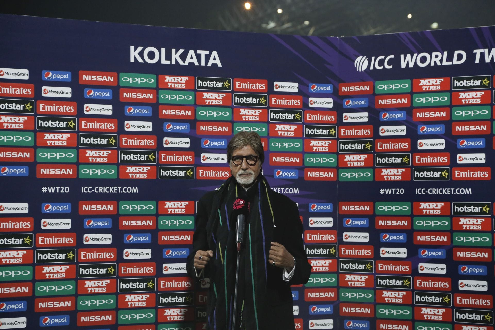 Amitabh Bachchan plays fun game of hand cricket with Indian legend on ...