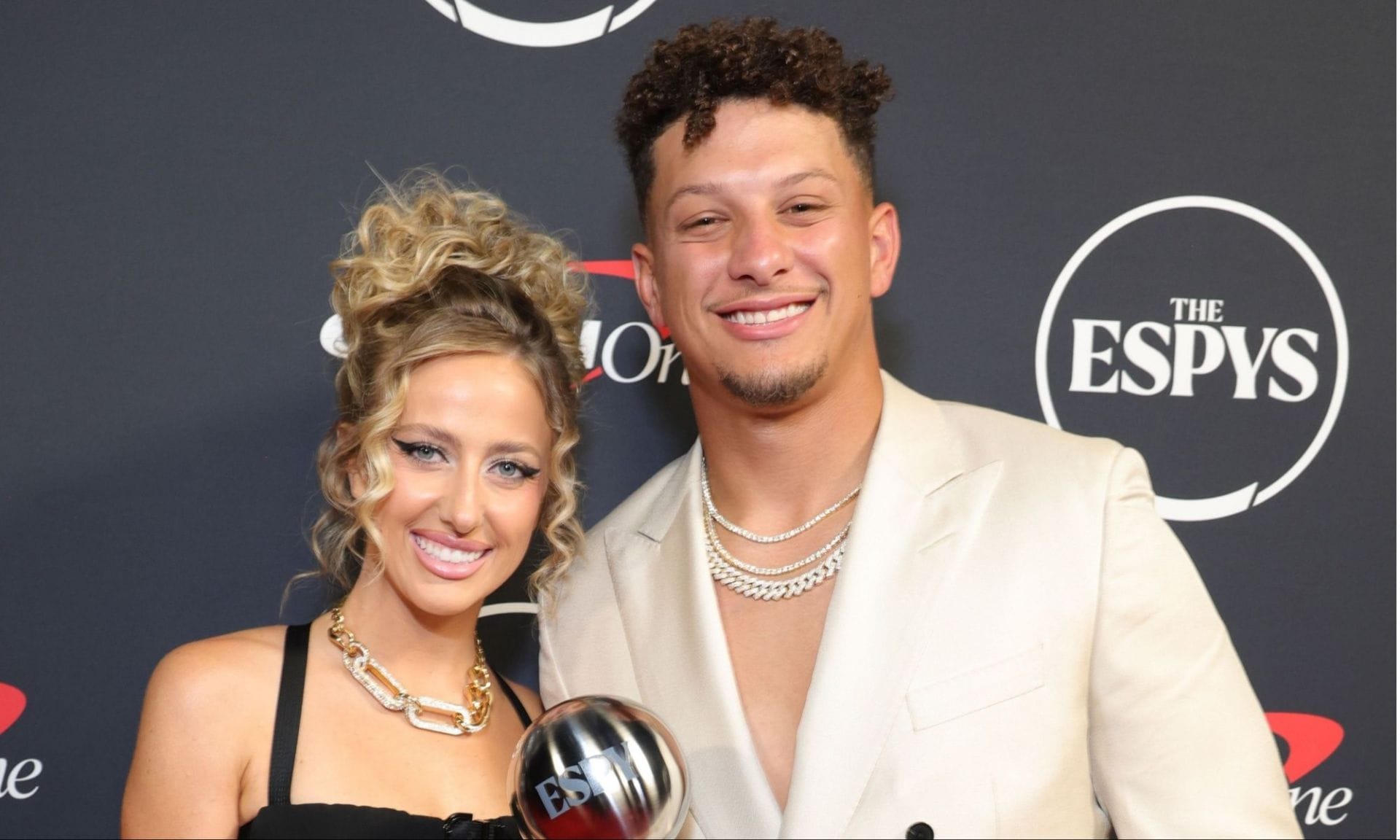 Brittany Mahomes drops first pic of Patrick Mahomes on crutches as ...