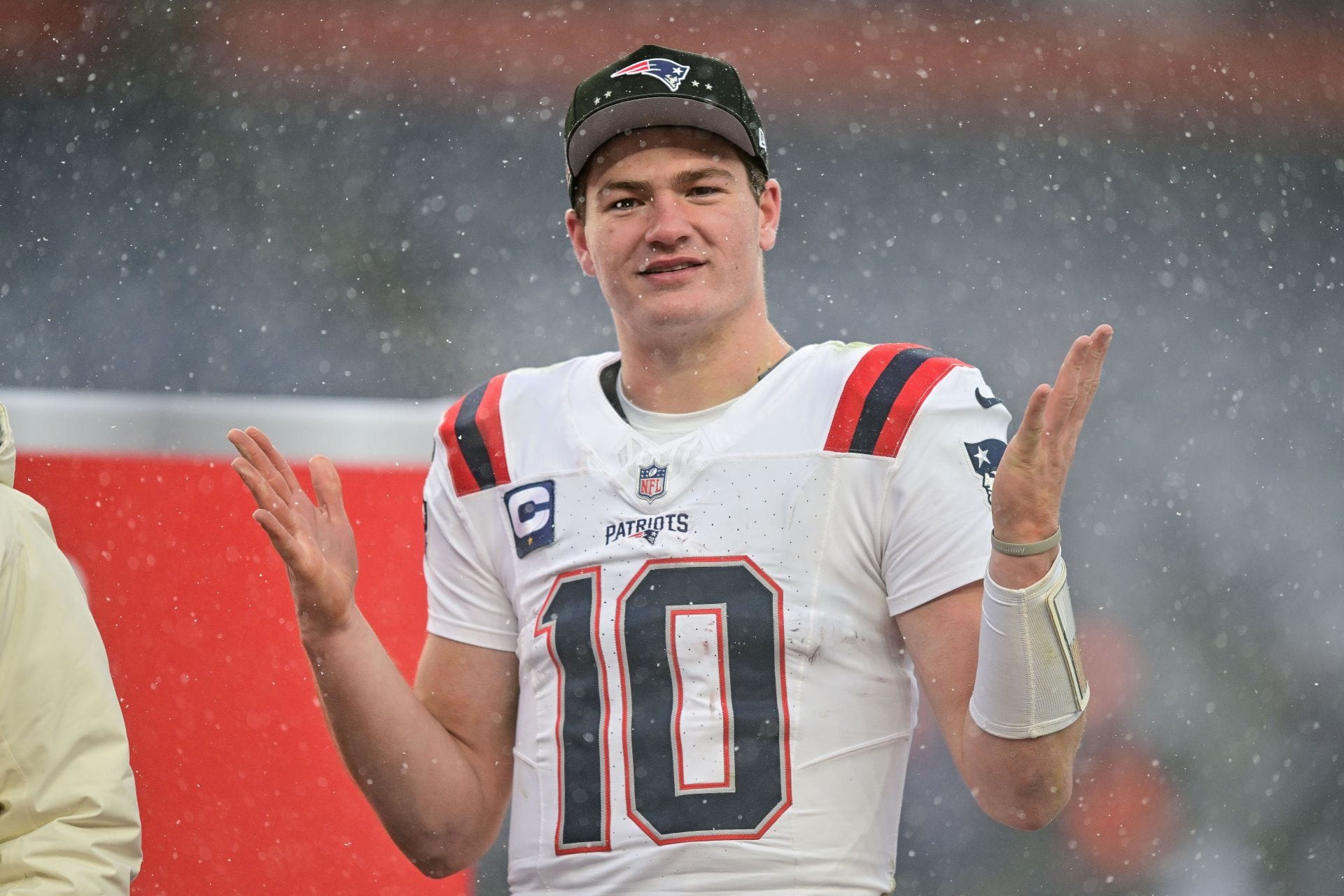 "Drake Maye injured his right throwing shoulder vs. Broncos": Sports ...