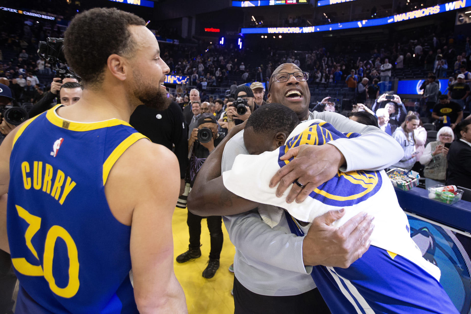 Knicks Coach Mike Brown Under Fire for Hugging Draymond Green after ...