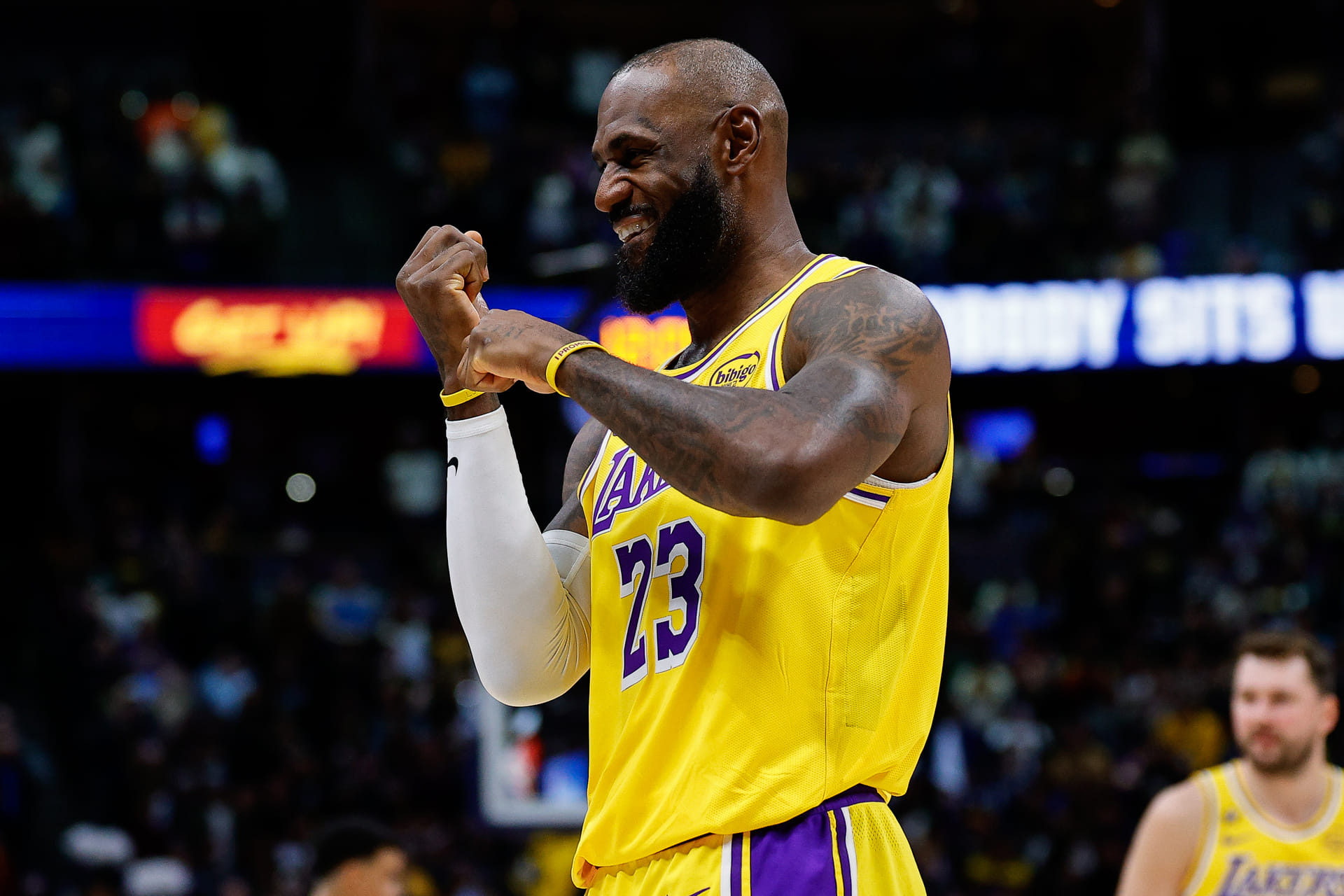 "He’s Doing Black Magic": NBA fans go wild after LeBron James appears ...