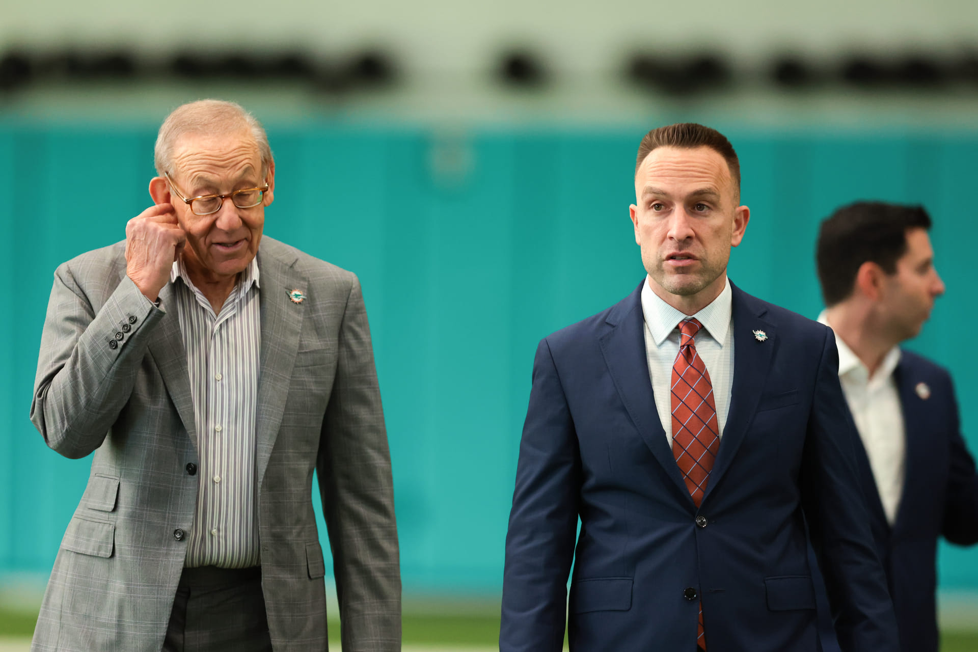 “Guy's an idiot” "Dude is like 150": NFL fans react as Dolphins owner ...