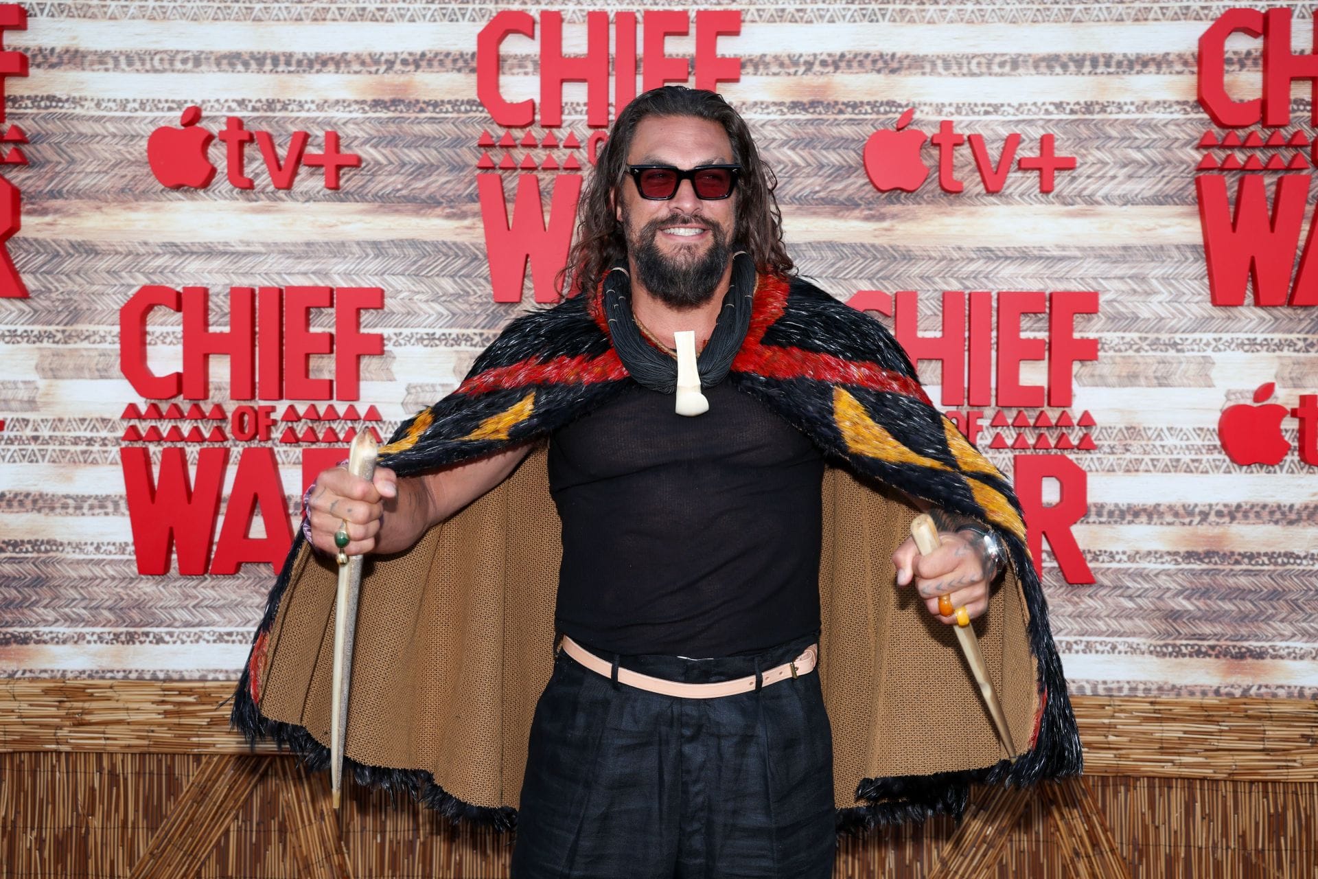 "Peak chaos": Fans erupt as Jason Mamoa plays Hagrid in SNL's skit ...