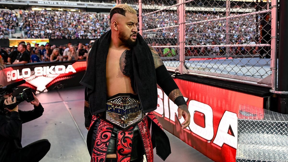 Solo Sikoa shows the middle finger to WWE fans