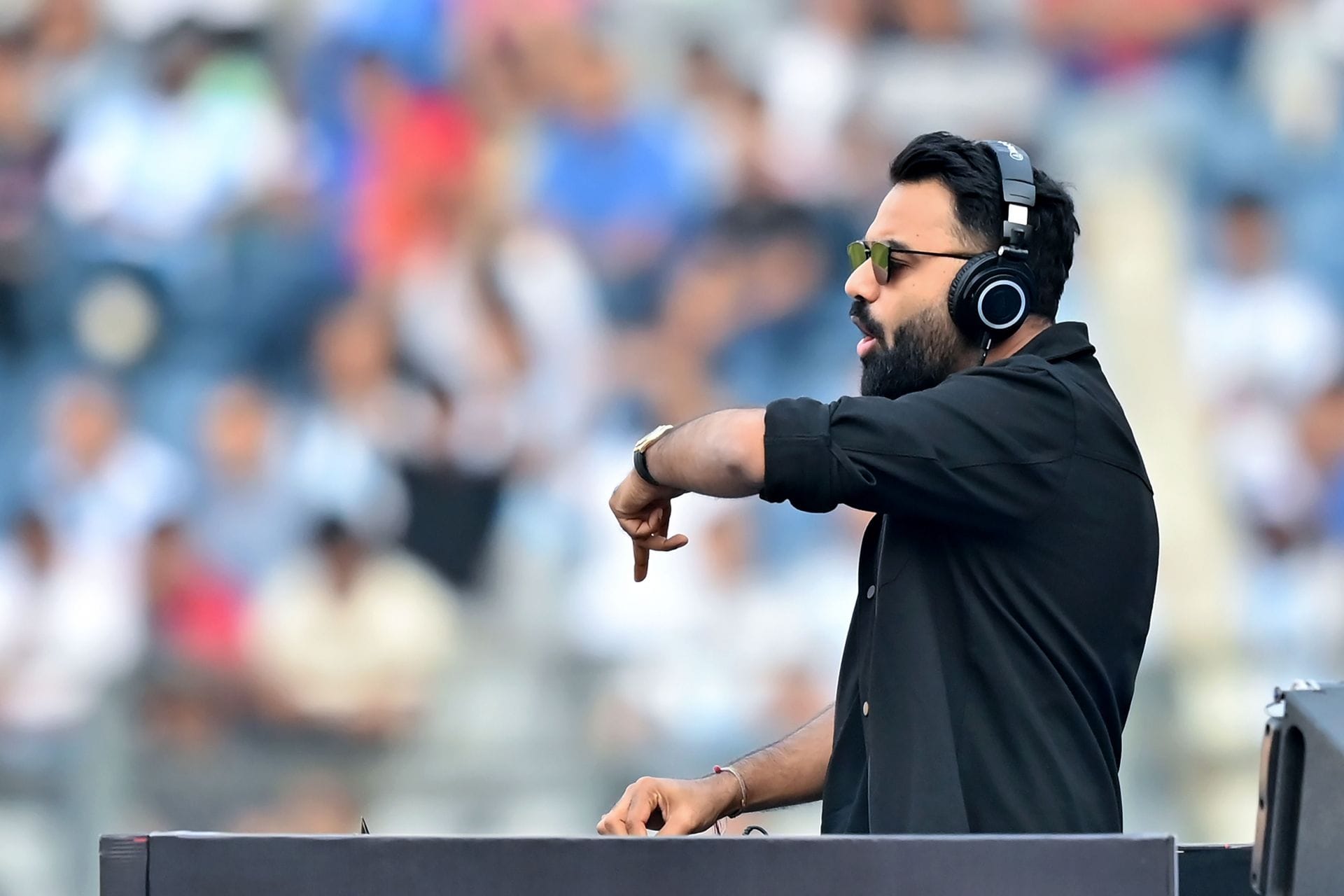 DJ Chetas brings RCB star on stage during iconic song at New Year’s eve ...