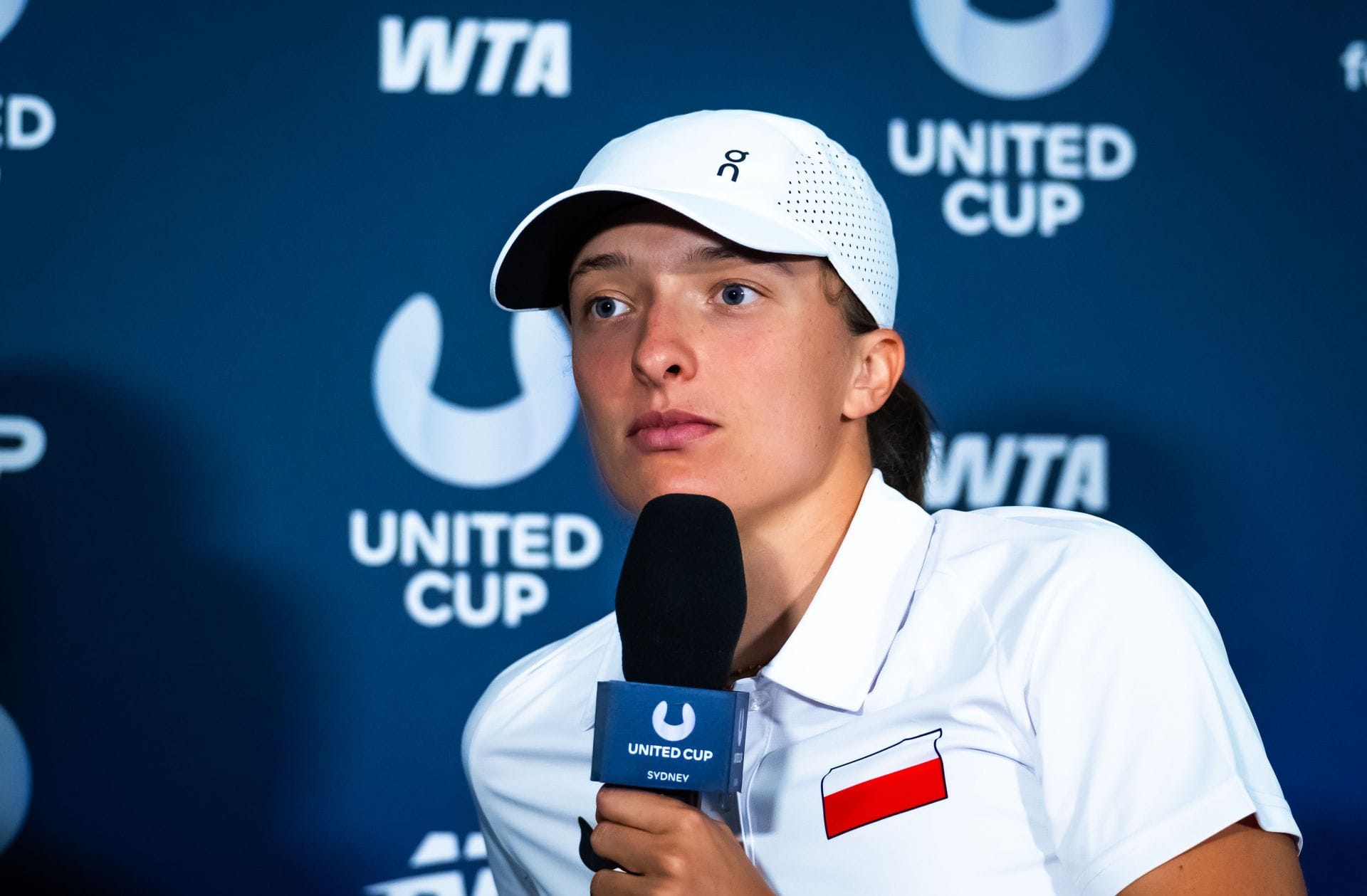 "Iga Swiatek deserves better"- Fans furious over Roger Federer-backed ...