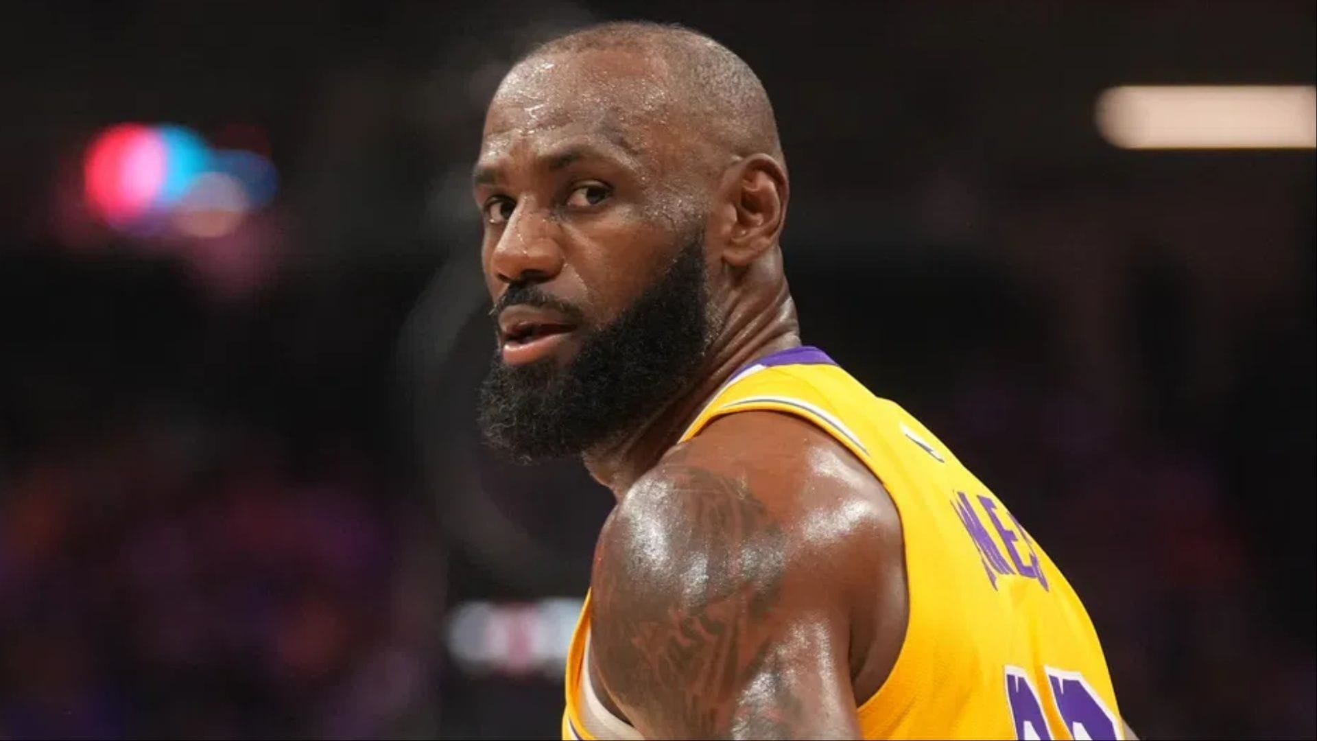 "Traded": Lakers fans notice LeBron James' diabolical stare at ...