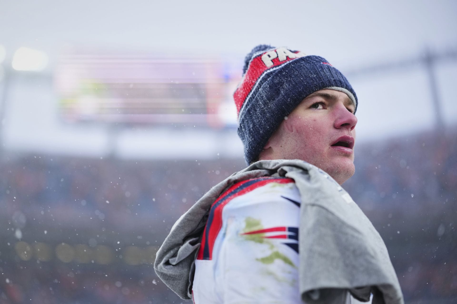 "Drake Maye injured his right throwing shoulder vs. Broncos": Sports ...