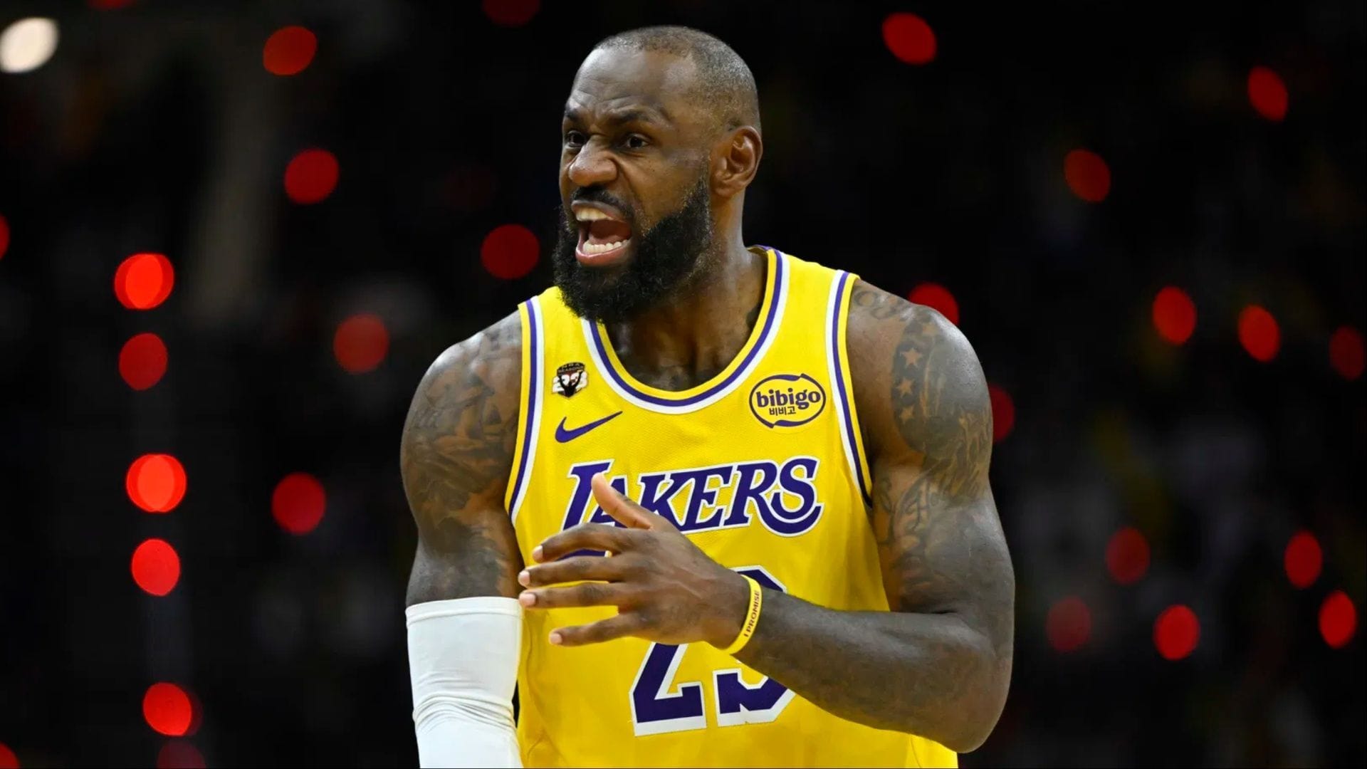 "Channeling his inner Michael Jordan": Fans react as LeBron James makes ...