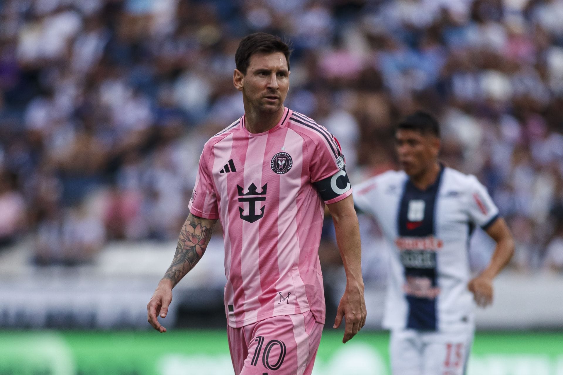 "Sharing the same field with him today is a great pride" - Alianza Lima ...