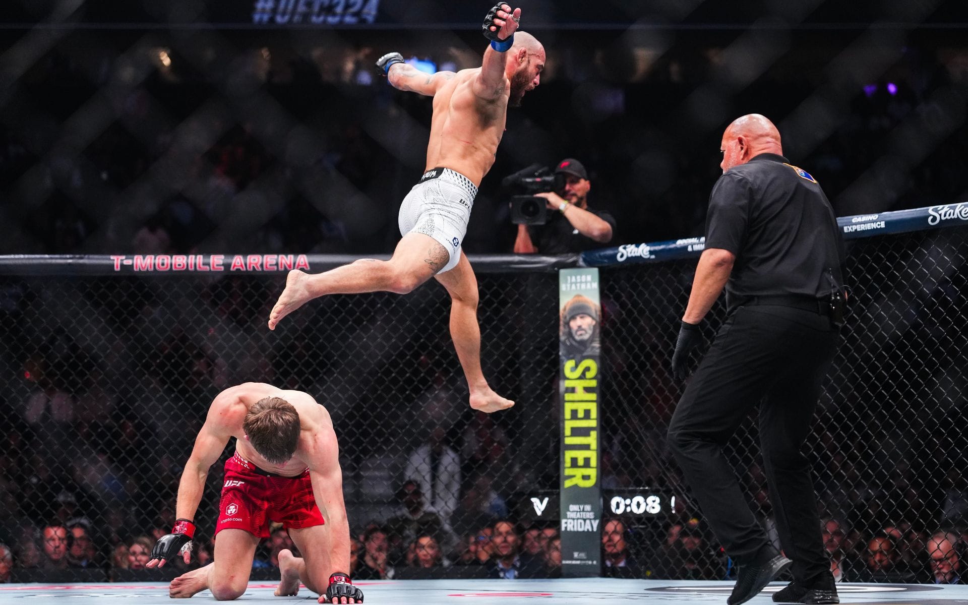 Arnold Allen gives six-word reaction to Jean Silva jumping off his back ...