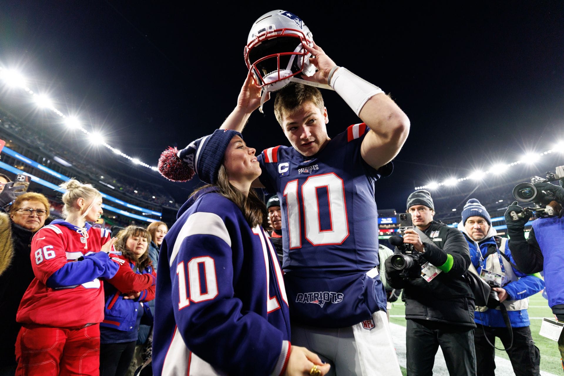 “Toilet outfit” “That jacket ugly AF”: NFL fans rip Drake Maye’s wife ...