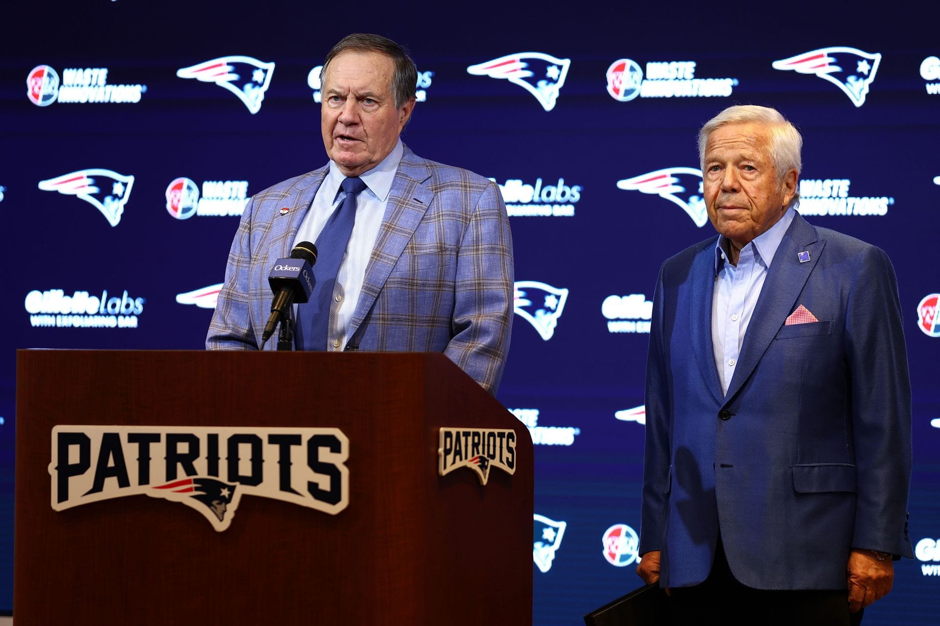 Patriots owner Robert Kraft keeps personal differences aside to support ...