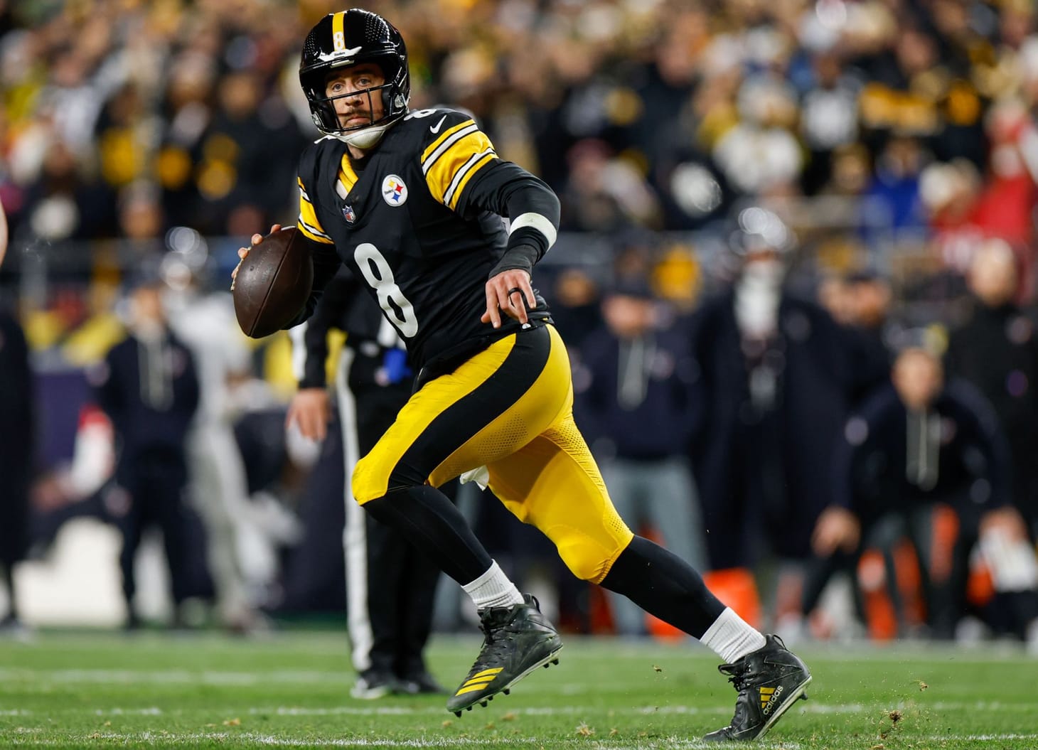 Aaron Rodgers breaks down in tears delivering 2-word message to Mike ...