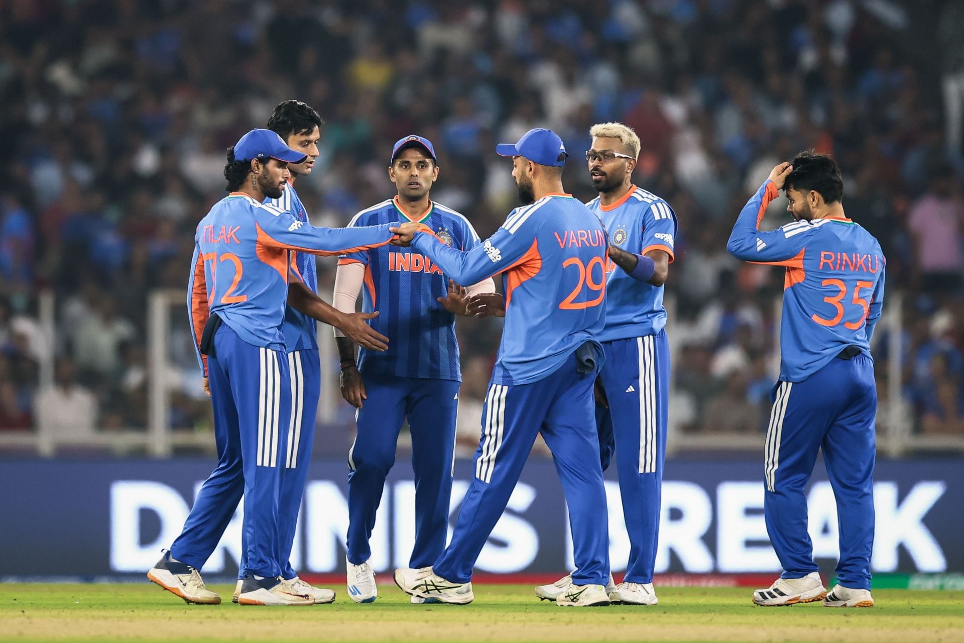 Team India star signs autographs and clicks selfies with fans after ...