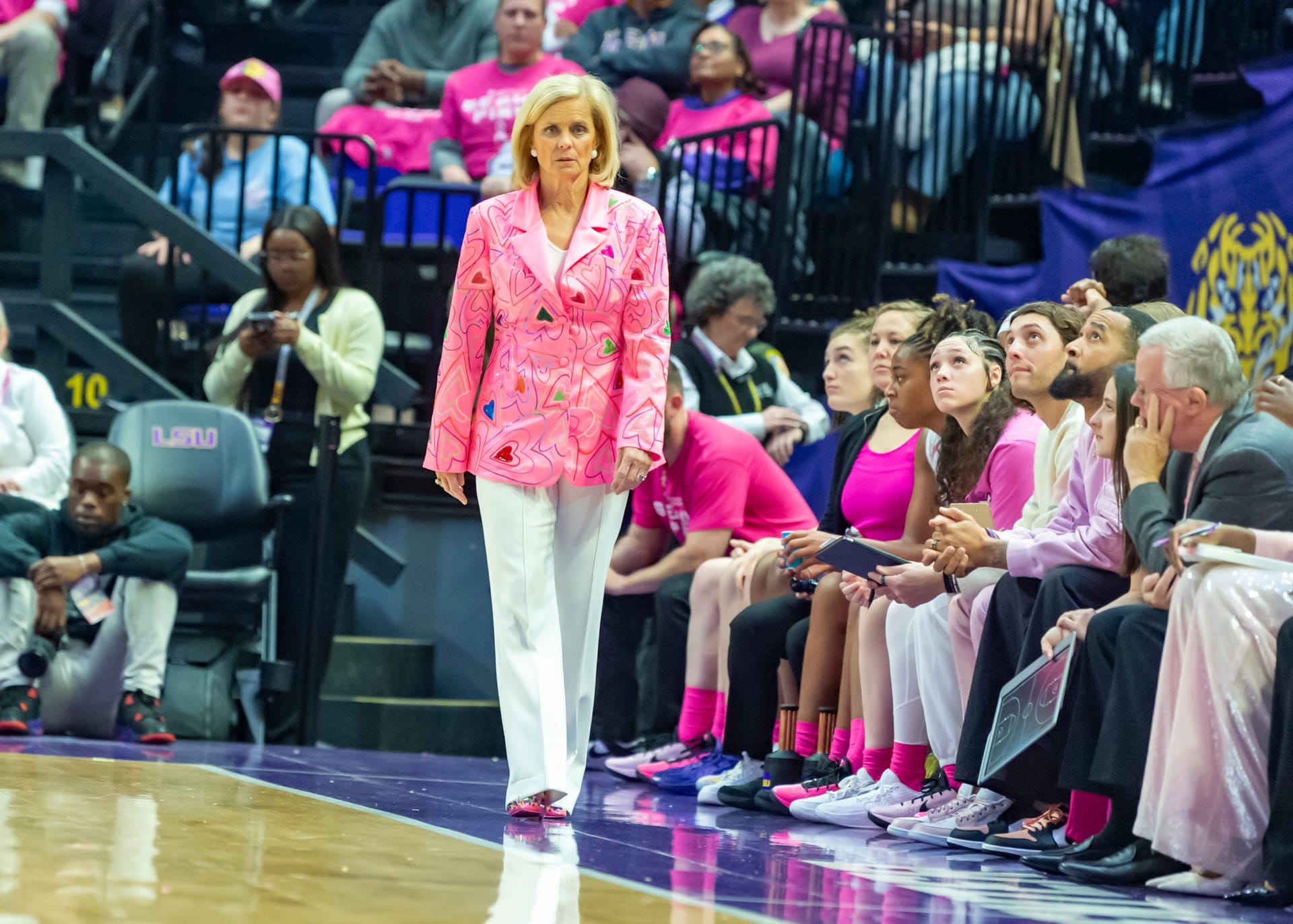 Kim Mulkey outfit today: LSU head coach dons unique hot pink power suit ...