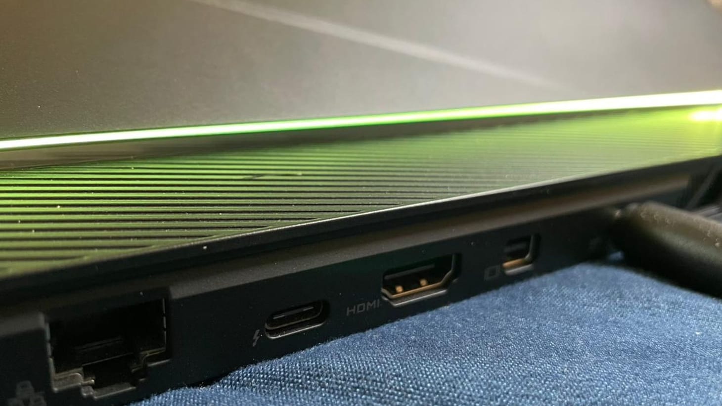 How to connect an external monitor to a laptop