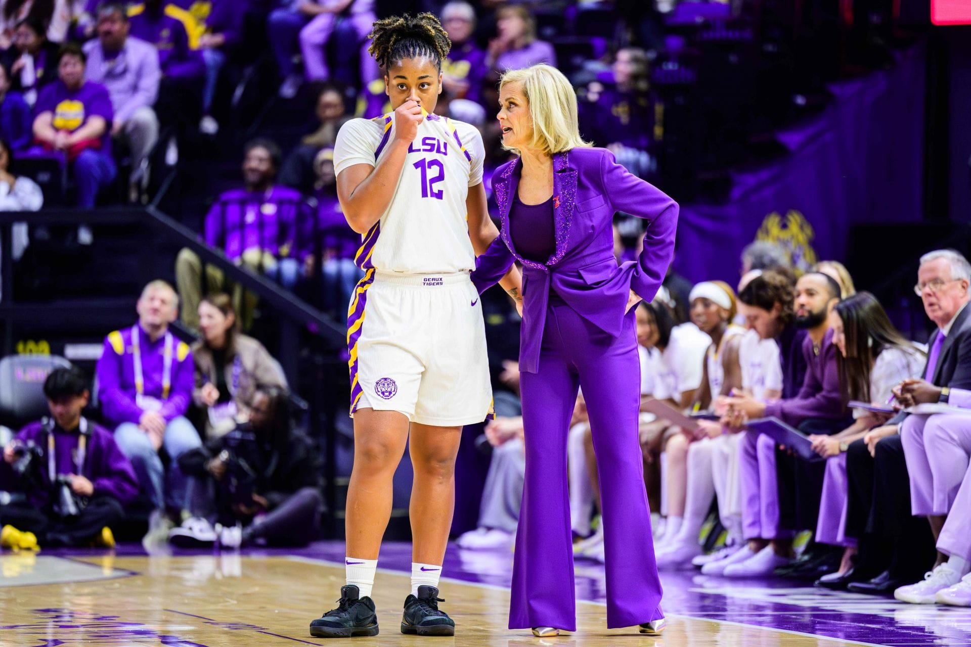 “Dumbest coach in America”: College hoops fans blast Kim Mulkey for ...
