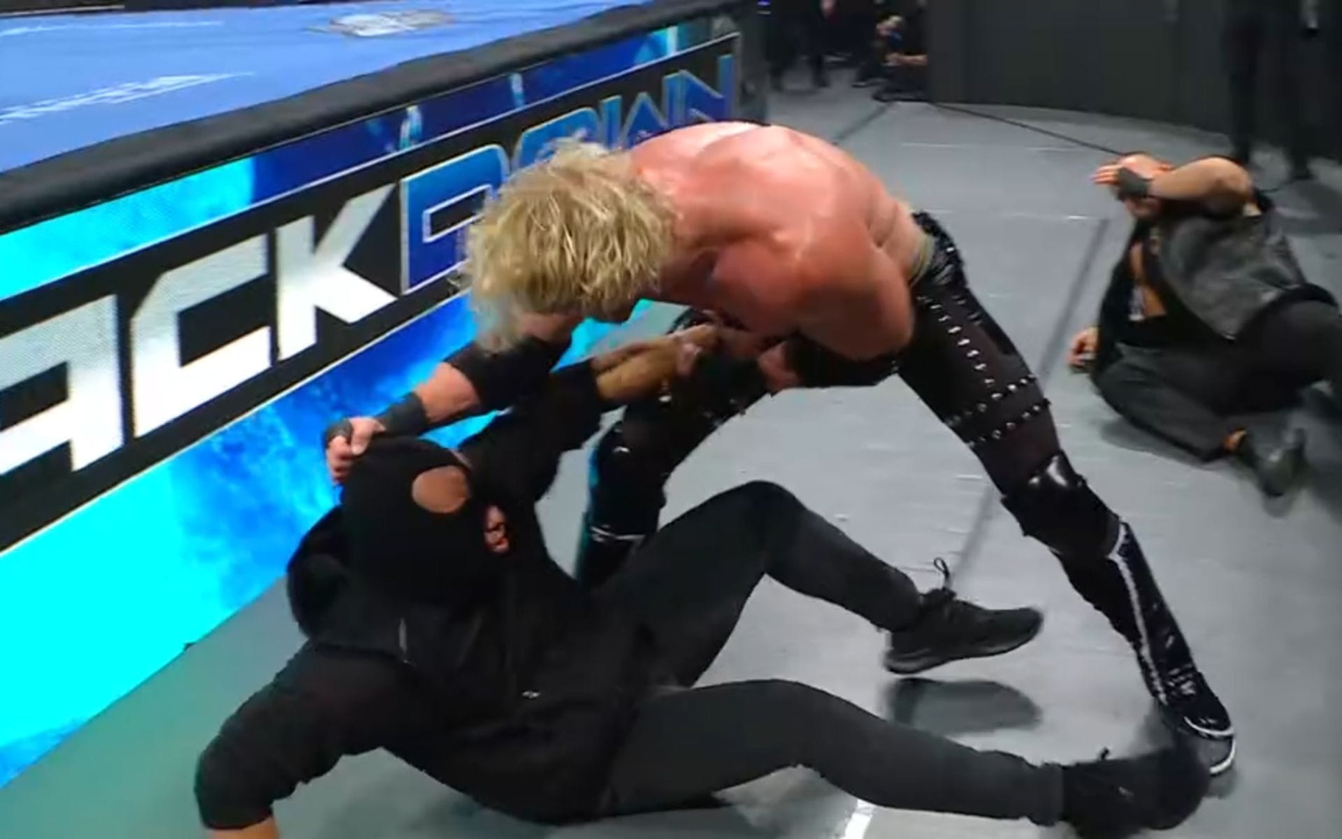 [WATCH] Masked Man suddenly unmasked by Logan Paul on SmackDown