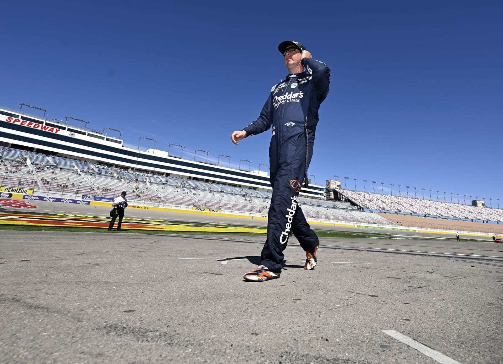 Kyle Busch rages at Kyle Larson during NASCAR Pennzoil 400: “I’ll f ...