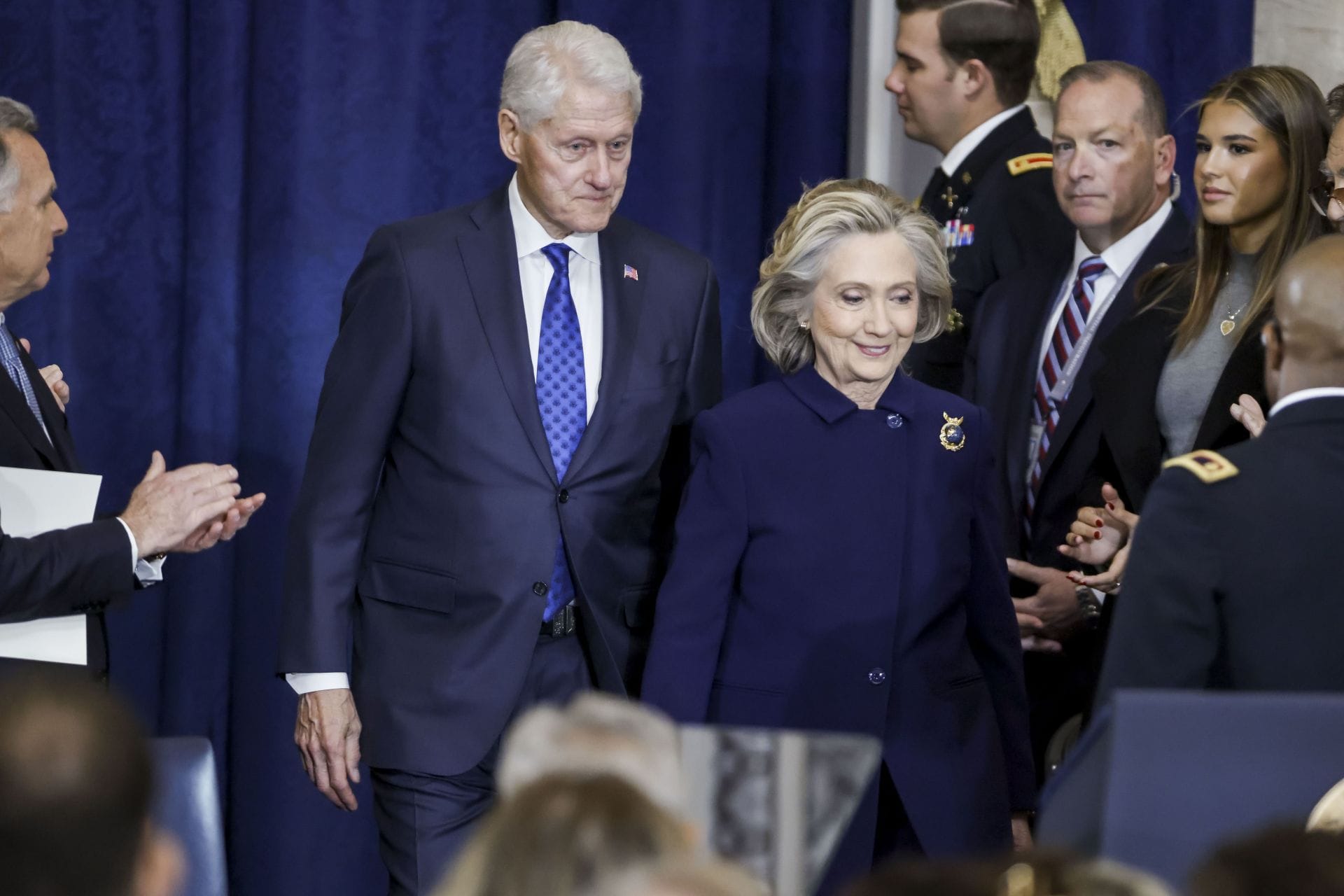 "Don’t do that" - Hillary Clinton seen scolding Bill Clinton in a viral ...