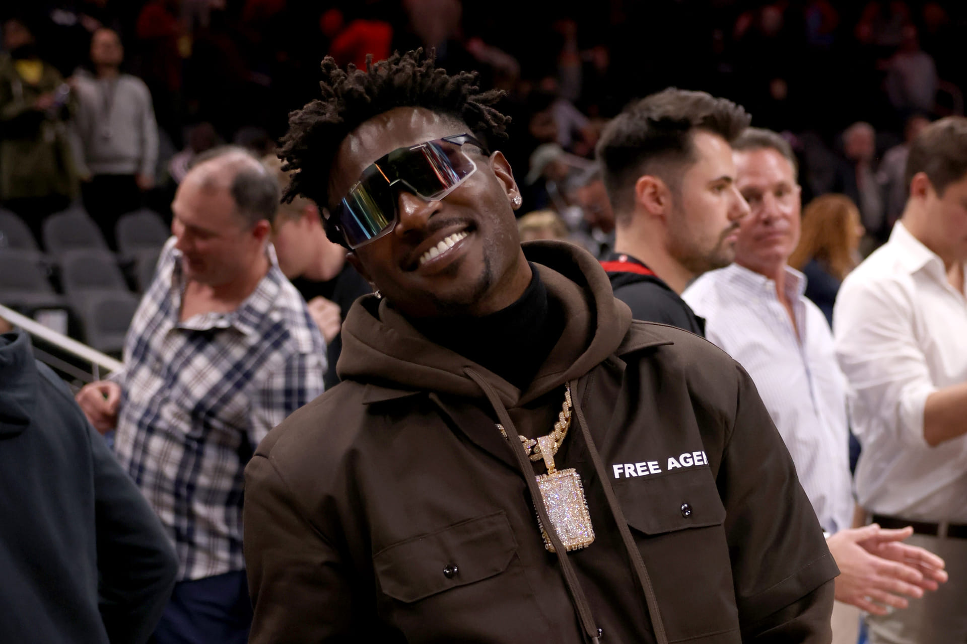 "I just hit it like four times": Antonio Brown goes viral begging his ...