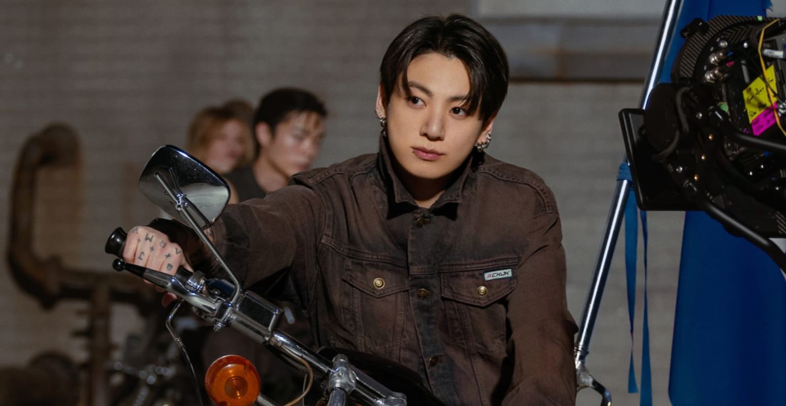 “He clearly looks uncomfortable”- Fans outraged as Jungkook's reaction ...