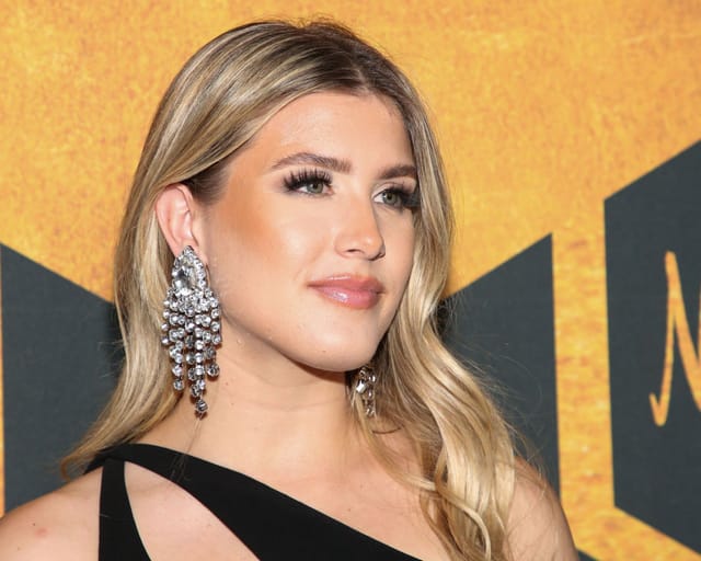 WATCH: Eugenie Bouchard dons green bikini, shows off her cheeky dance ...