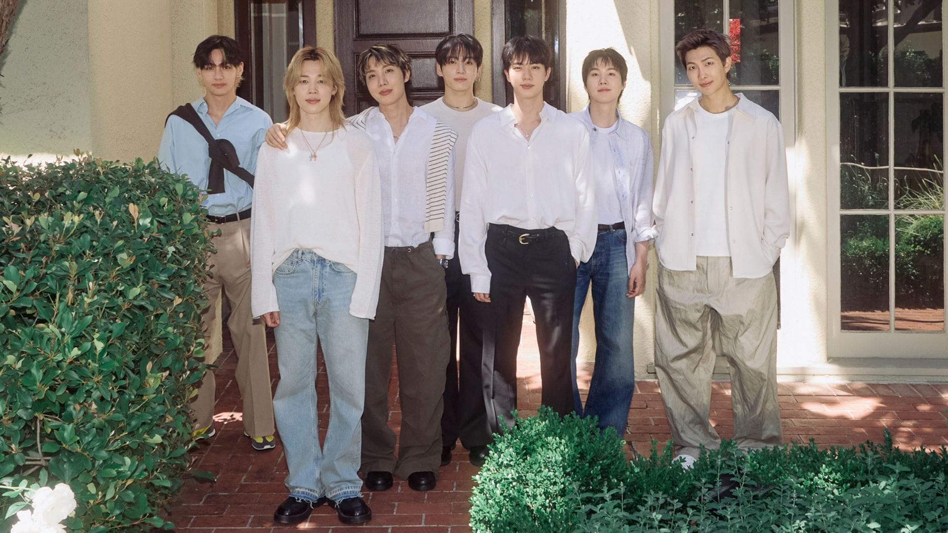 "I need to TELEPORT"- Fans react after fan photos link members' gift ...