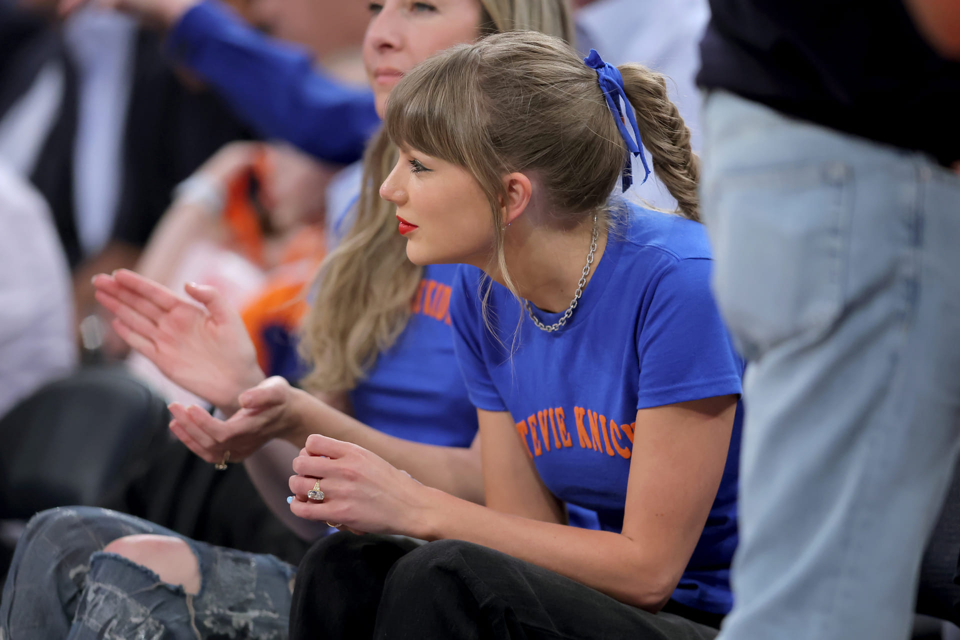 "Peformative," "Girl STFU": NFL fans react to Taylor Swift's "cringe ...