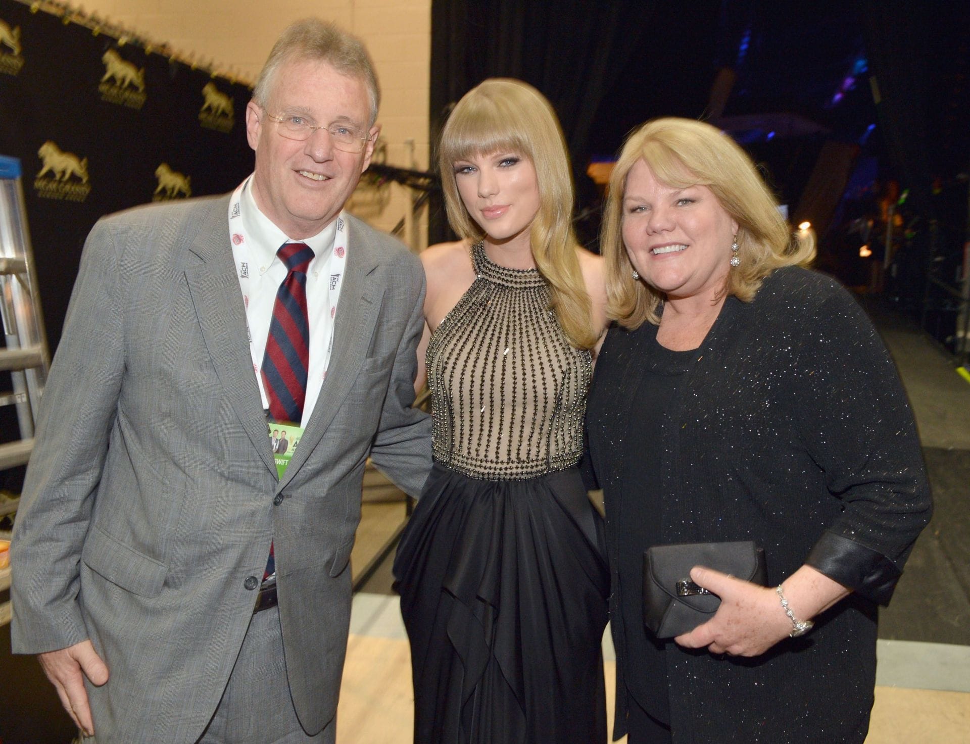 Who are Taylor Swift's parents? Singer fights back tears thanking ...