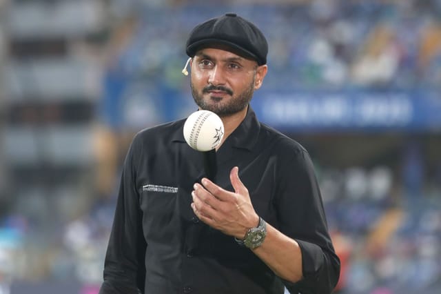 "Khaali bartan hi toh awaaz karte hain" - Harbhajan Singh delivers ...